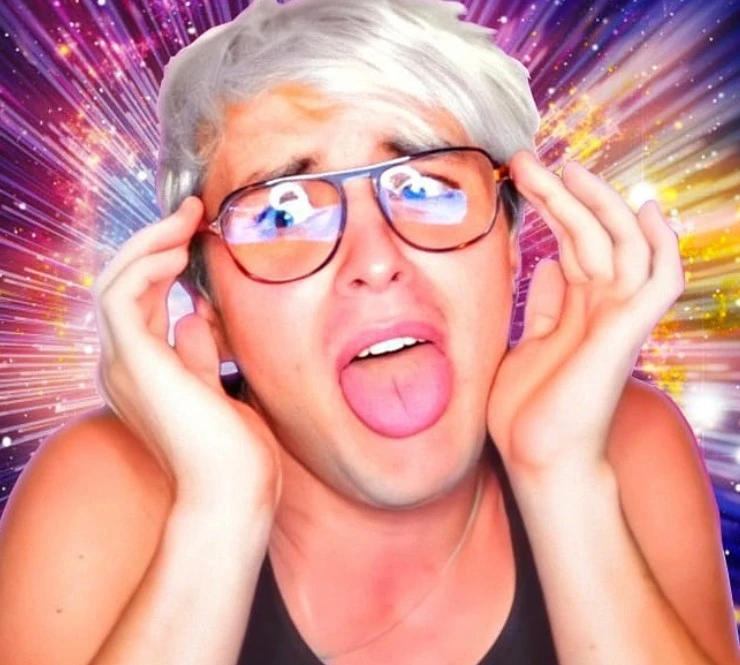 Información y biografía de Dalas Review, dalasito